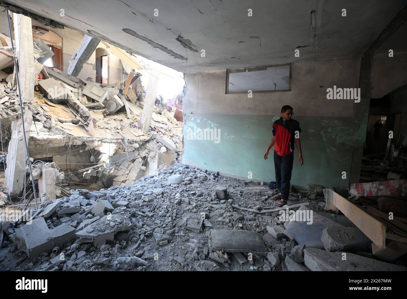 (240420) -- RAFAH, April 20, 2024 (Xinhua) -- A man stands among the ...