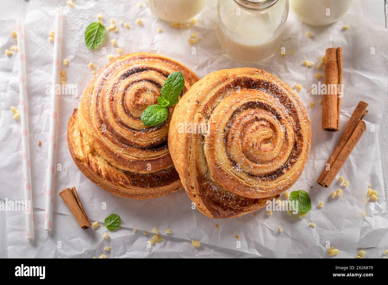 Fresh and sweet cinnamon rolls with crumble and cinnamon. Swedish ...