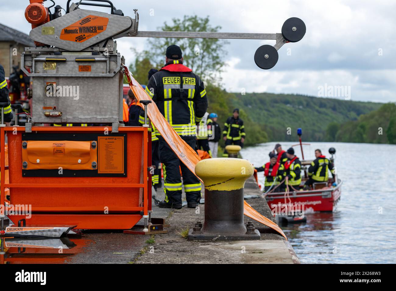 Oil spill device hi-res stock photography and images - Alamy