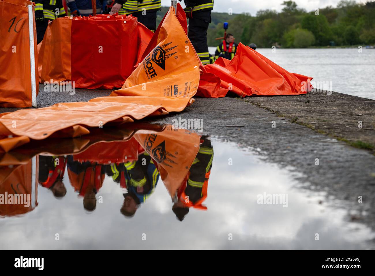 Oil spill emergency drill hi-res stock photography and images - Alamy