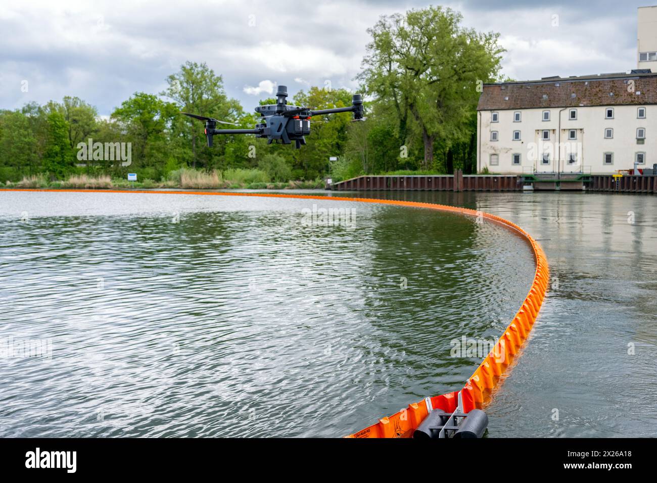 Using drones hi-res stock photography and images - Alamy
