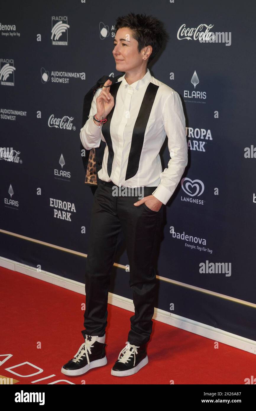 Rotter Teppich zur Preisverleihung 24. Radi Regenbogen Award. Dunja ...