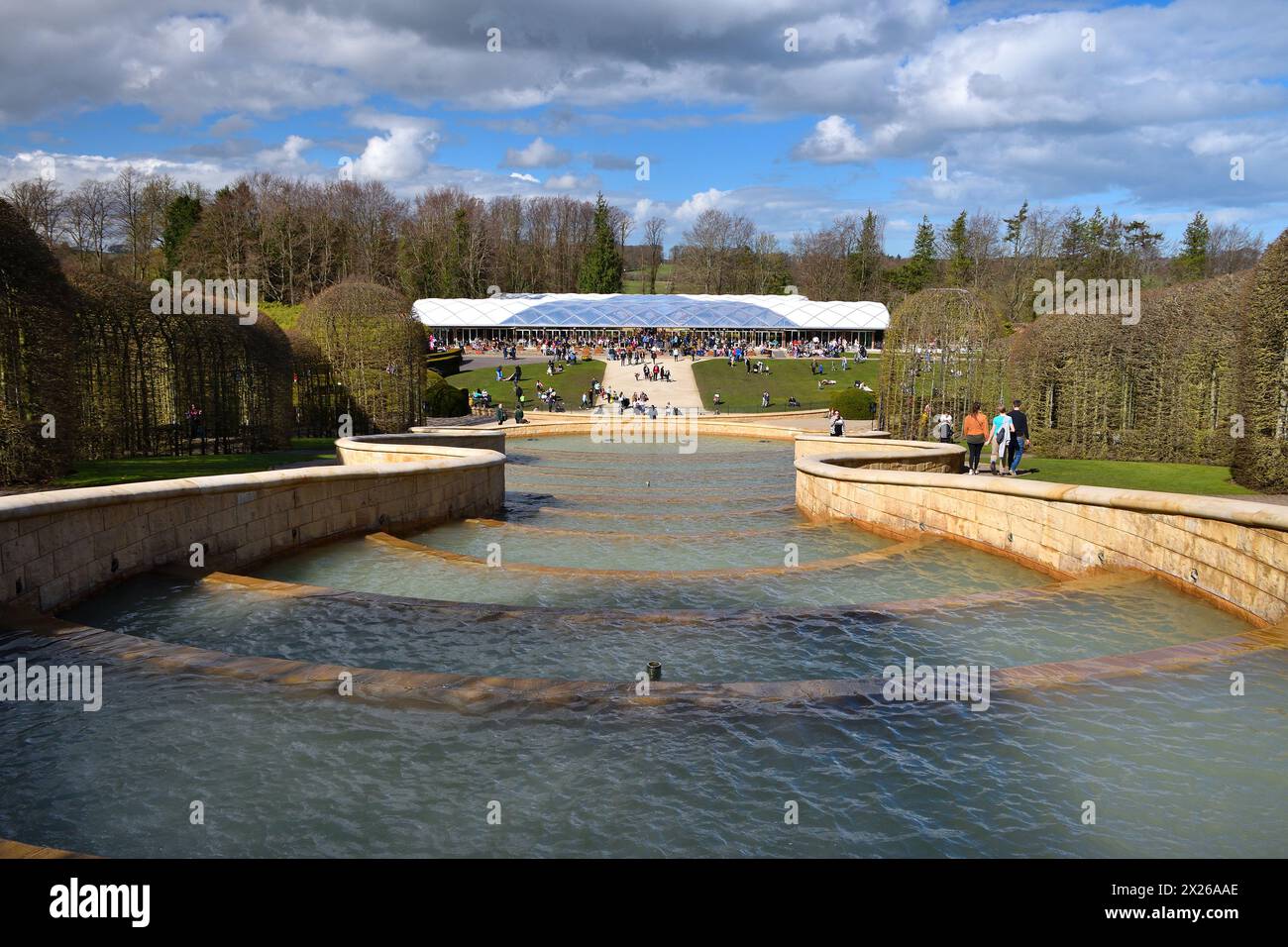 Tree house alnwick castle gardens hi-res stock photography and images ...