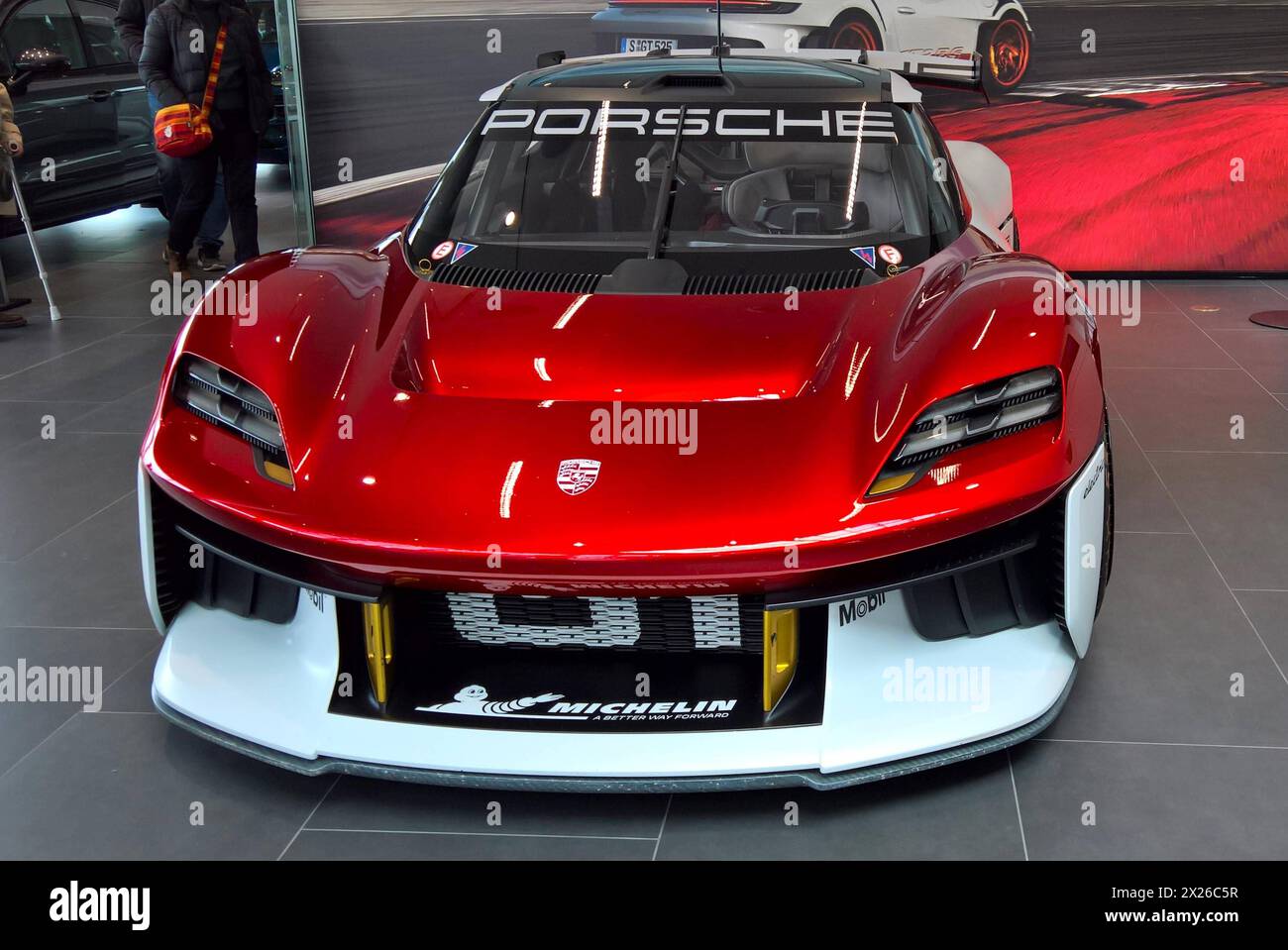 Porsche Zentrum Regensburg, Neueröffnung. Foto: Porsche Mission R ...