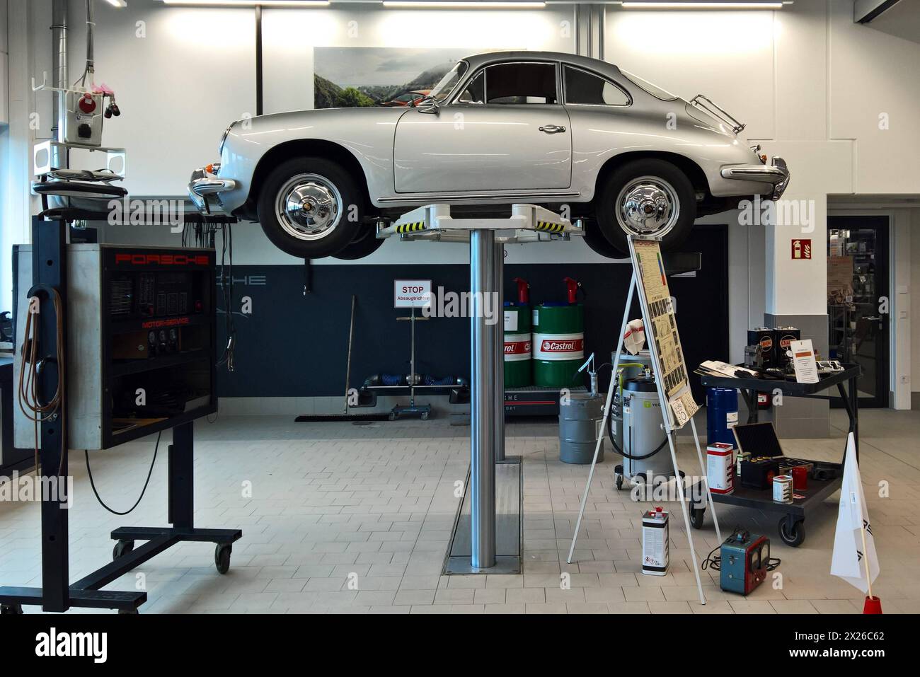 Porsche Zentrum Regensburg, Neueröffnung. Foto: Porsche 356 Oldtimer ...