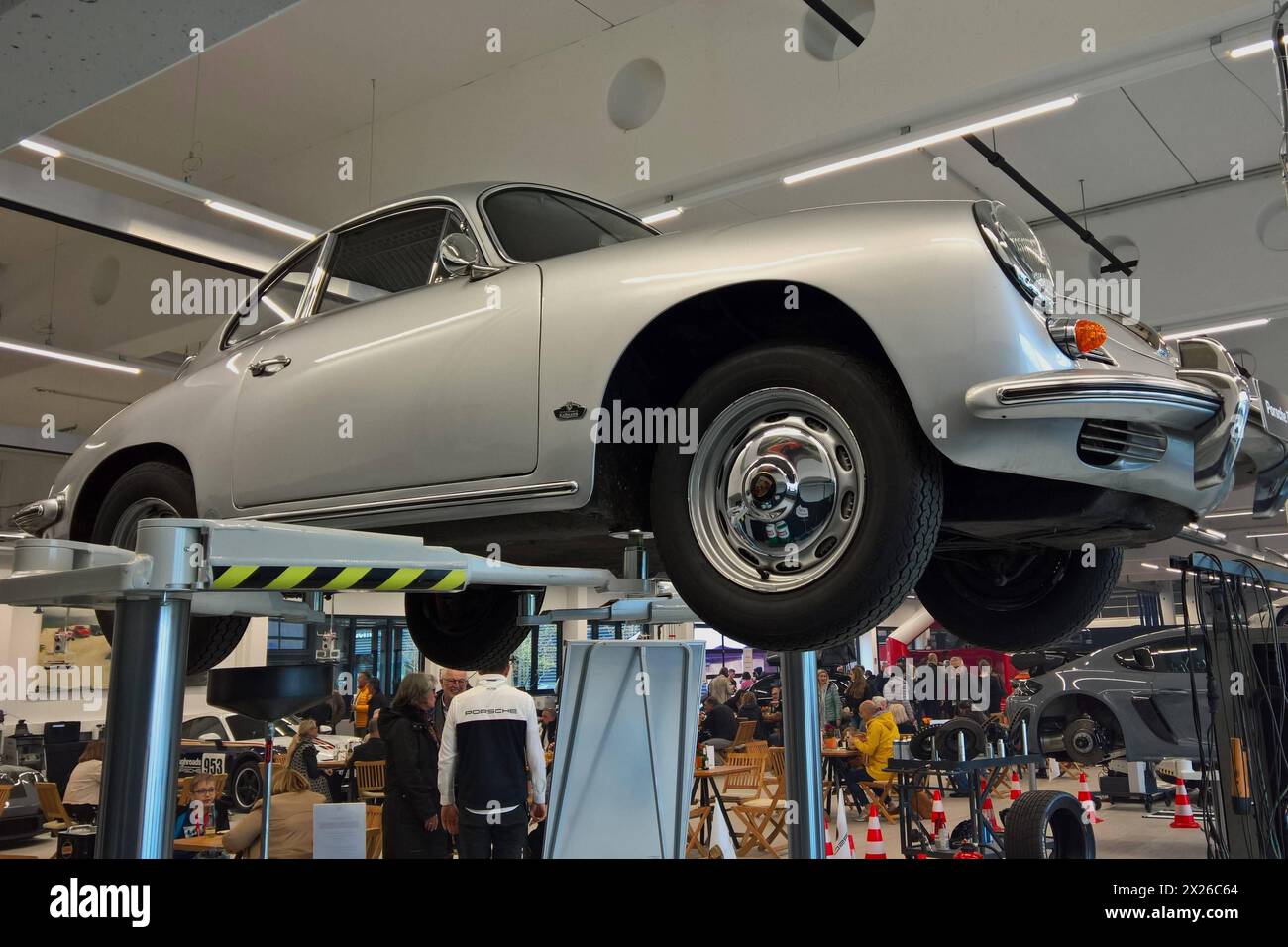 Porsche Zentrum Regensburg, Neueröffnung. Foto: Porsche 356 Oldtimer ...