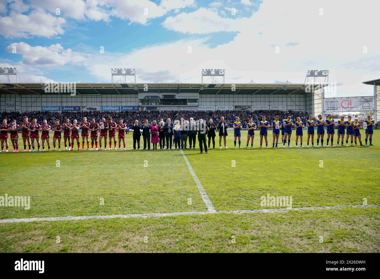 Sir Lindsay Hoyle stands and applaudes with family members and the two ...
