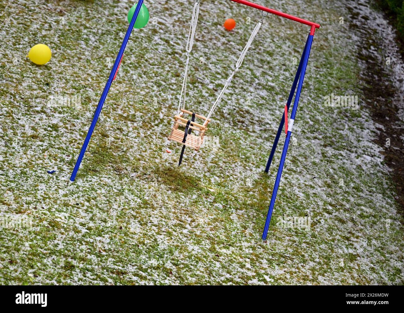 20 April 2024, Hesse, Frankfurt/Main: After a heavy shower of sleet ...