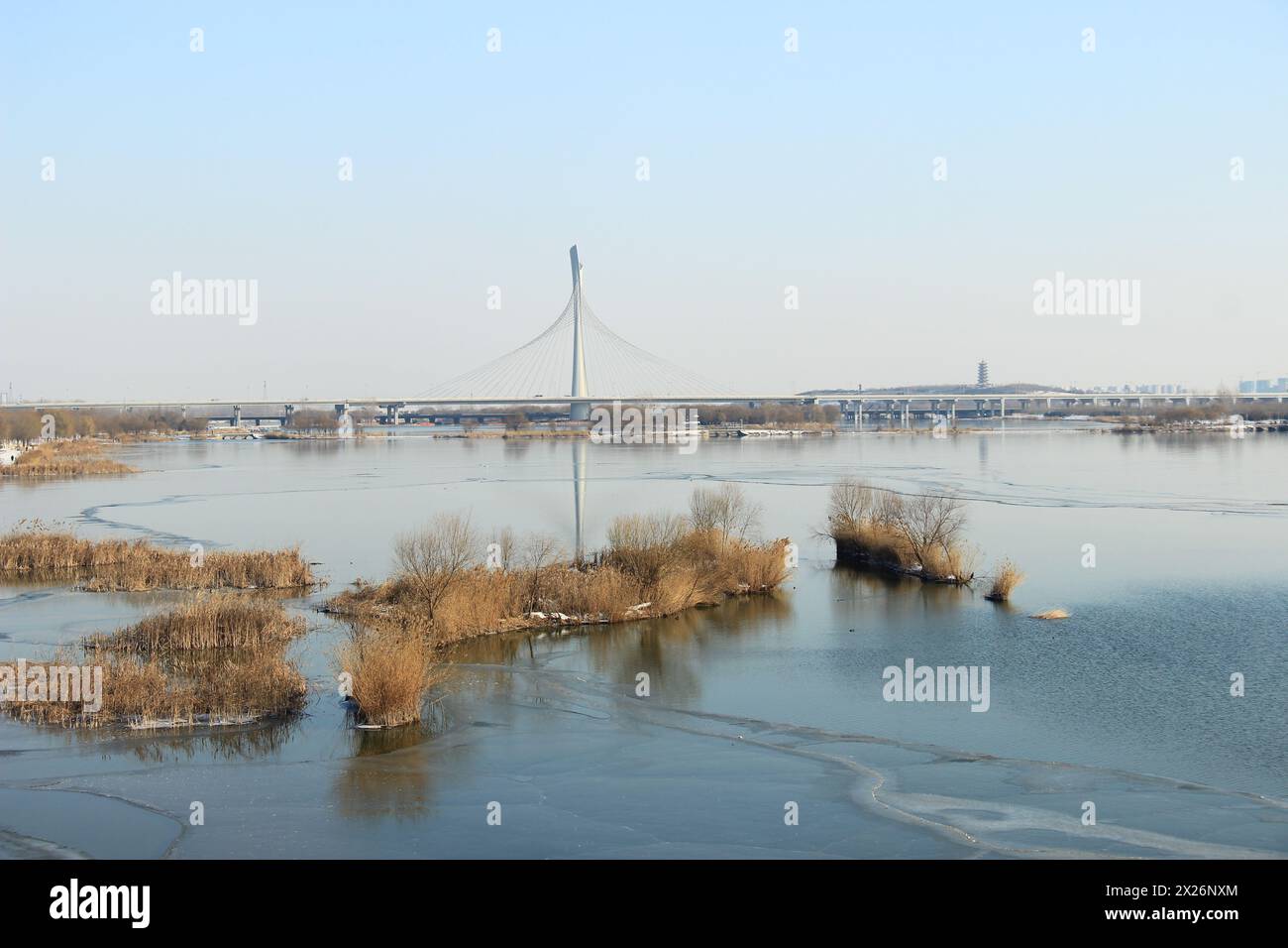 Super large bridge hi-res stock photography and images - Alamy