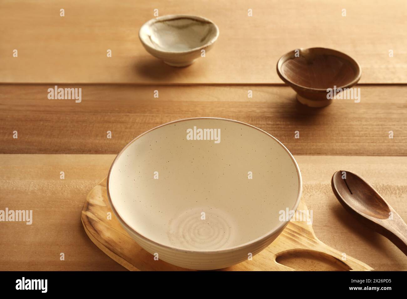 Empty dishes and dishes Stock Photo - Alamy
