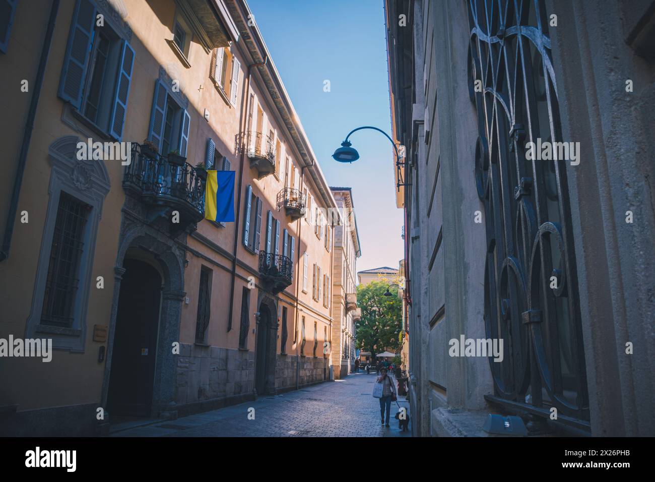 Empty italian stree with italian flag Stock Photo - Alamy