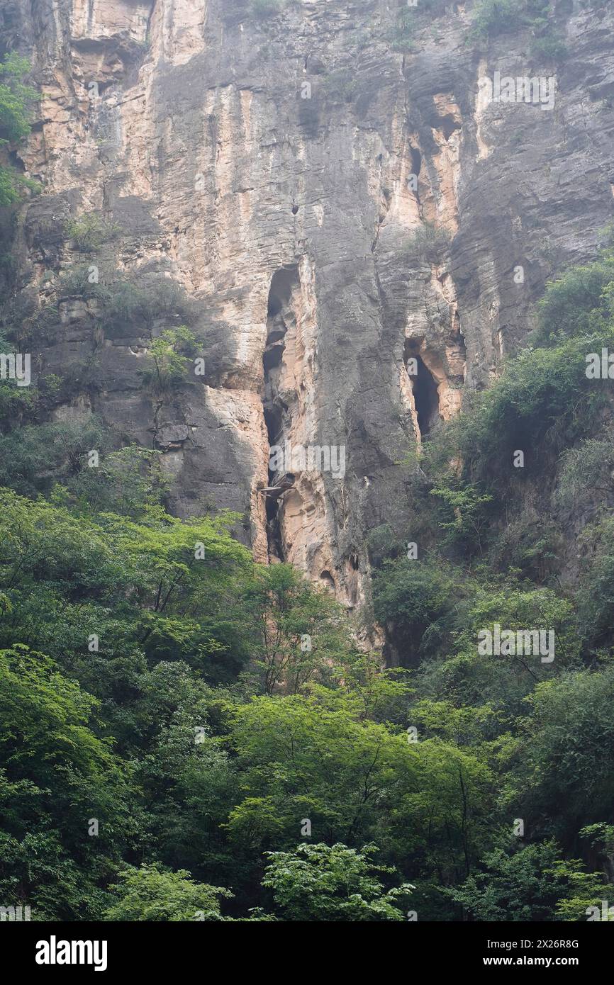 Cruise ship on the Yangtze River, Hubei Province, China, Asia, Rocky ...