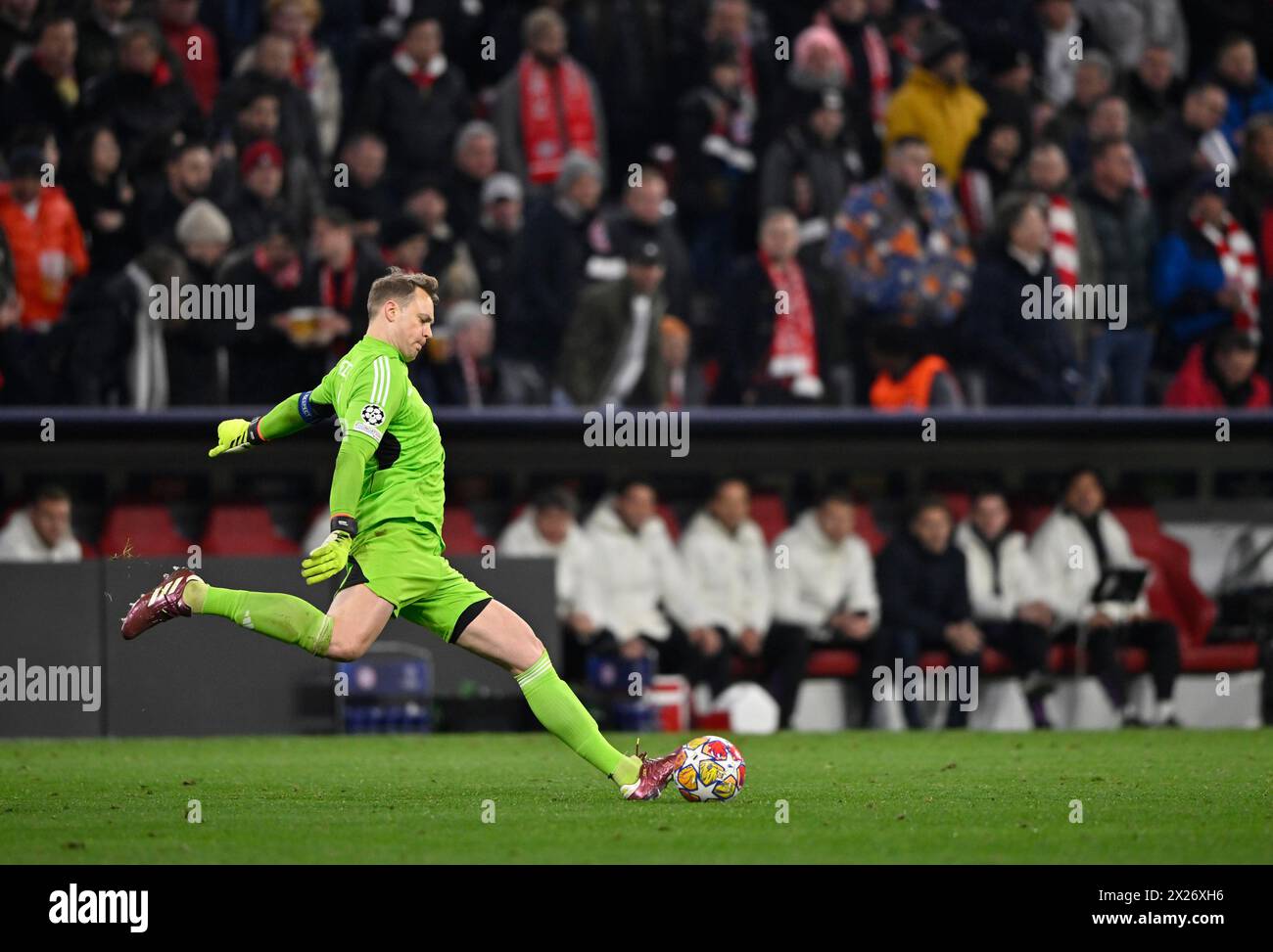 Goalkeeper Manuel Neuer FC Bayern Munich FCB (01) Goal kick action ...