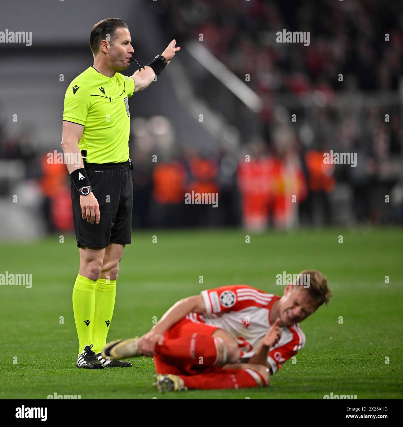Referee Referee Danny Makkelie (NED) gesture gesture, Joshua Kimmich FC ...
