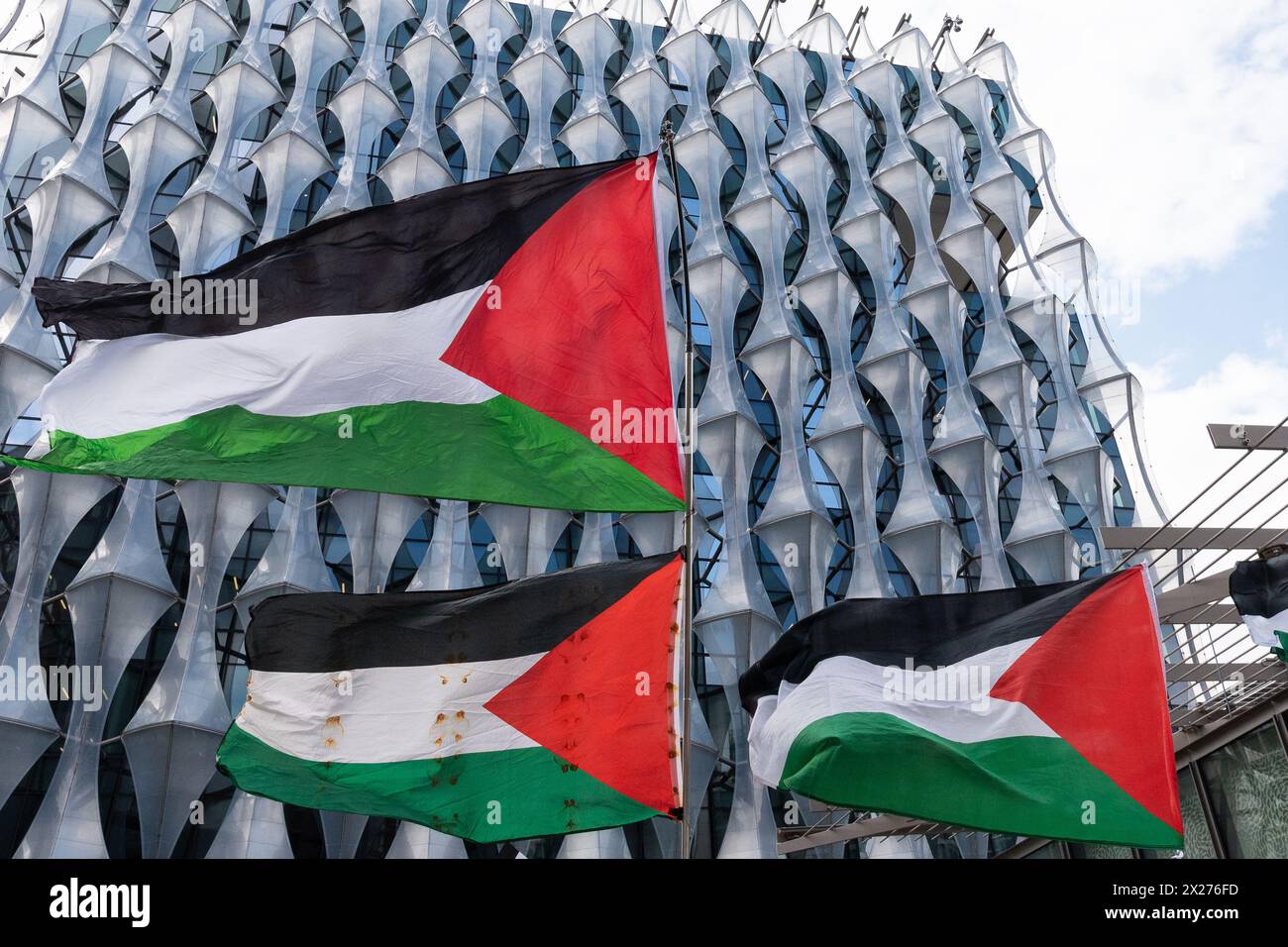 London, UK. 20 April, 2024. Palestinian flags fly outside the U.S ...