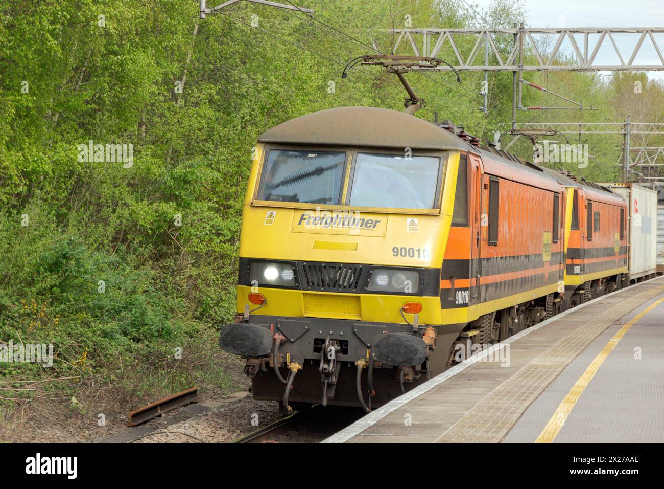 Class 90 90010 with 90006 heading through platform 3 at Sandbach ...