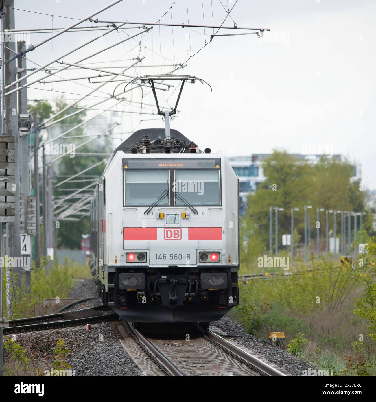 Deutsche Bahn Ein IC Intercityzug der Deutschen Bahn fährt am 20. April ...