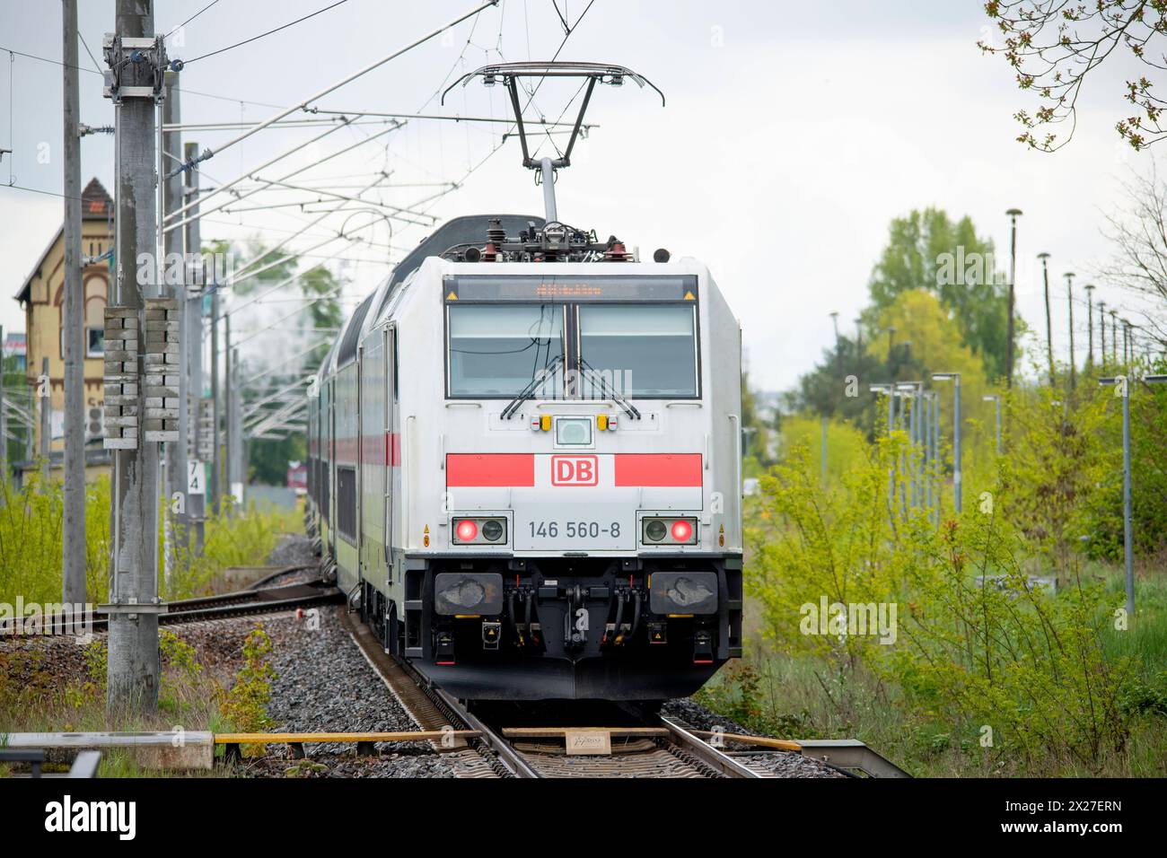 Deutsche Bahn Ein IC Intercityzug der Deutschen Bahn fährt am 20. April ...