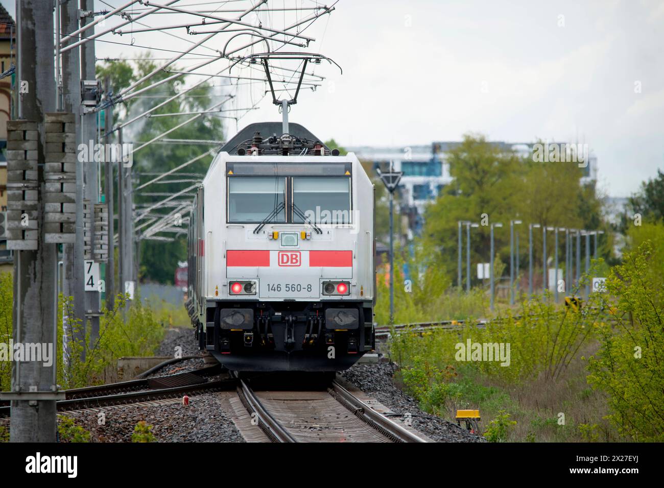 Deutsche Bahn Ein IC Intercityzug der Deutschen Bahn fährt am 20. April ...