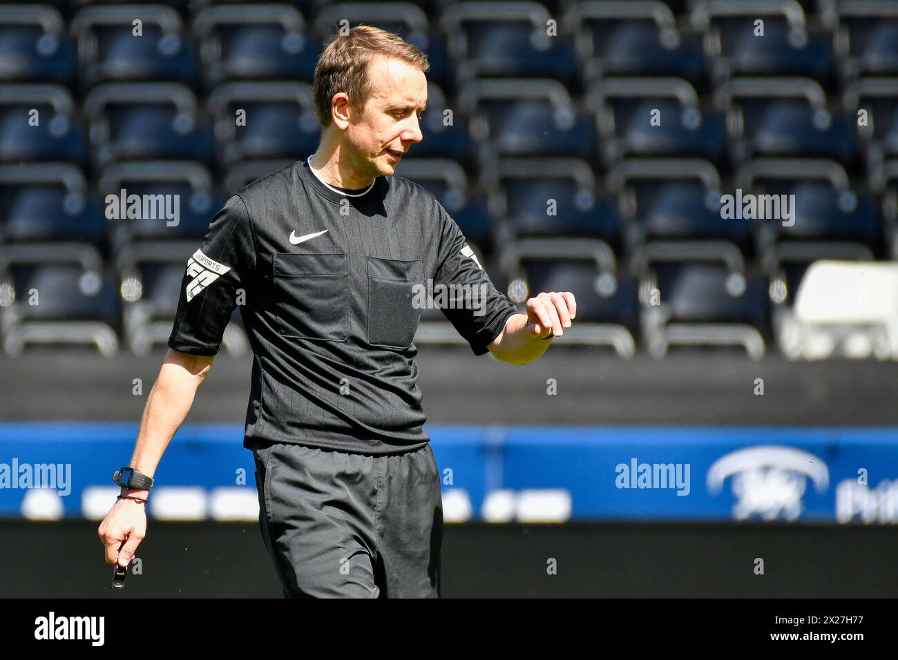 Neil pratt referee hi-res stock photography and images - Alamy