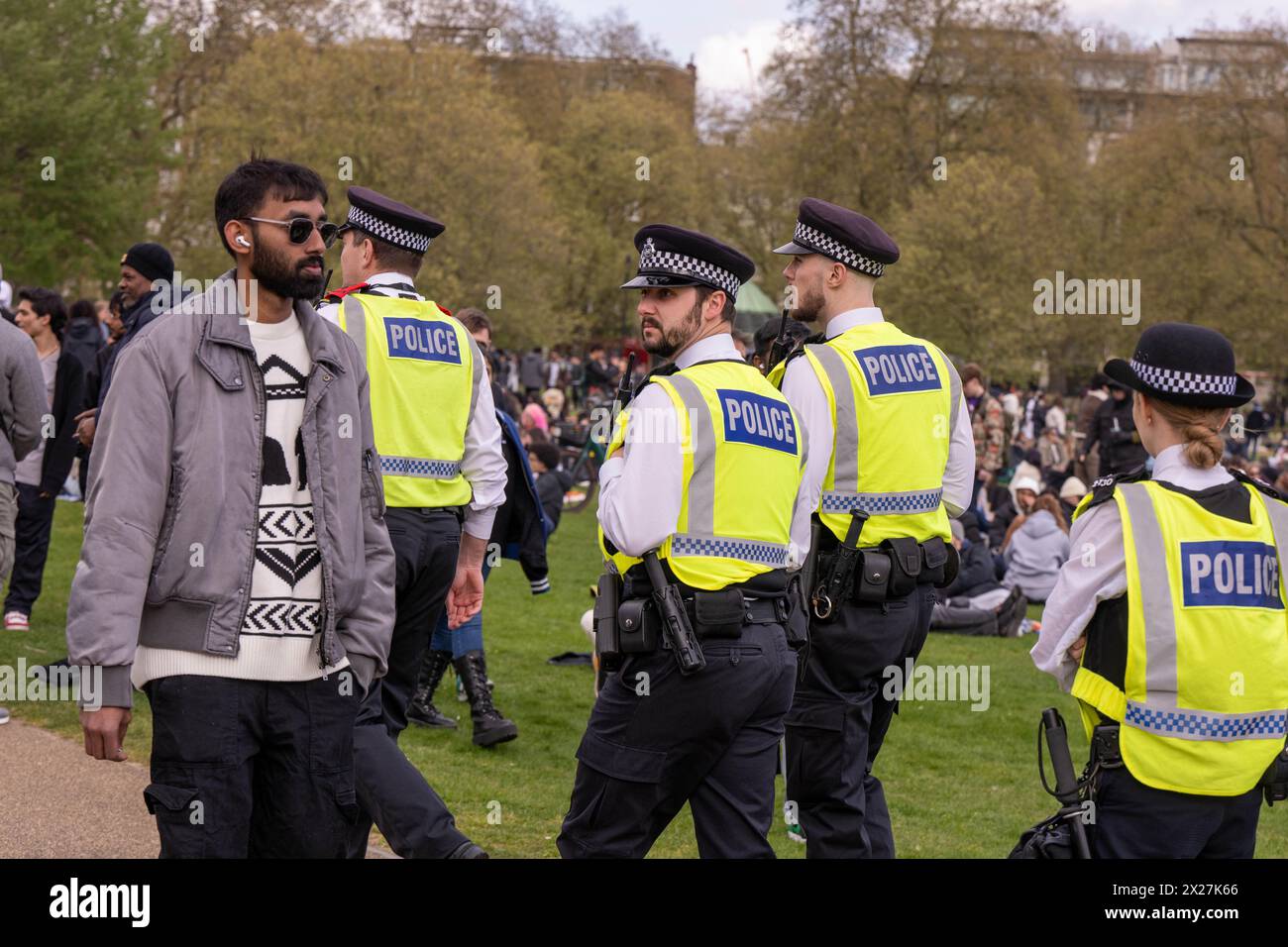 Large met police presence hi-res stock photography and images - Alamy