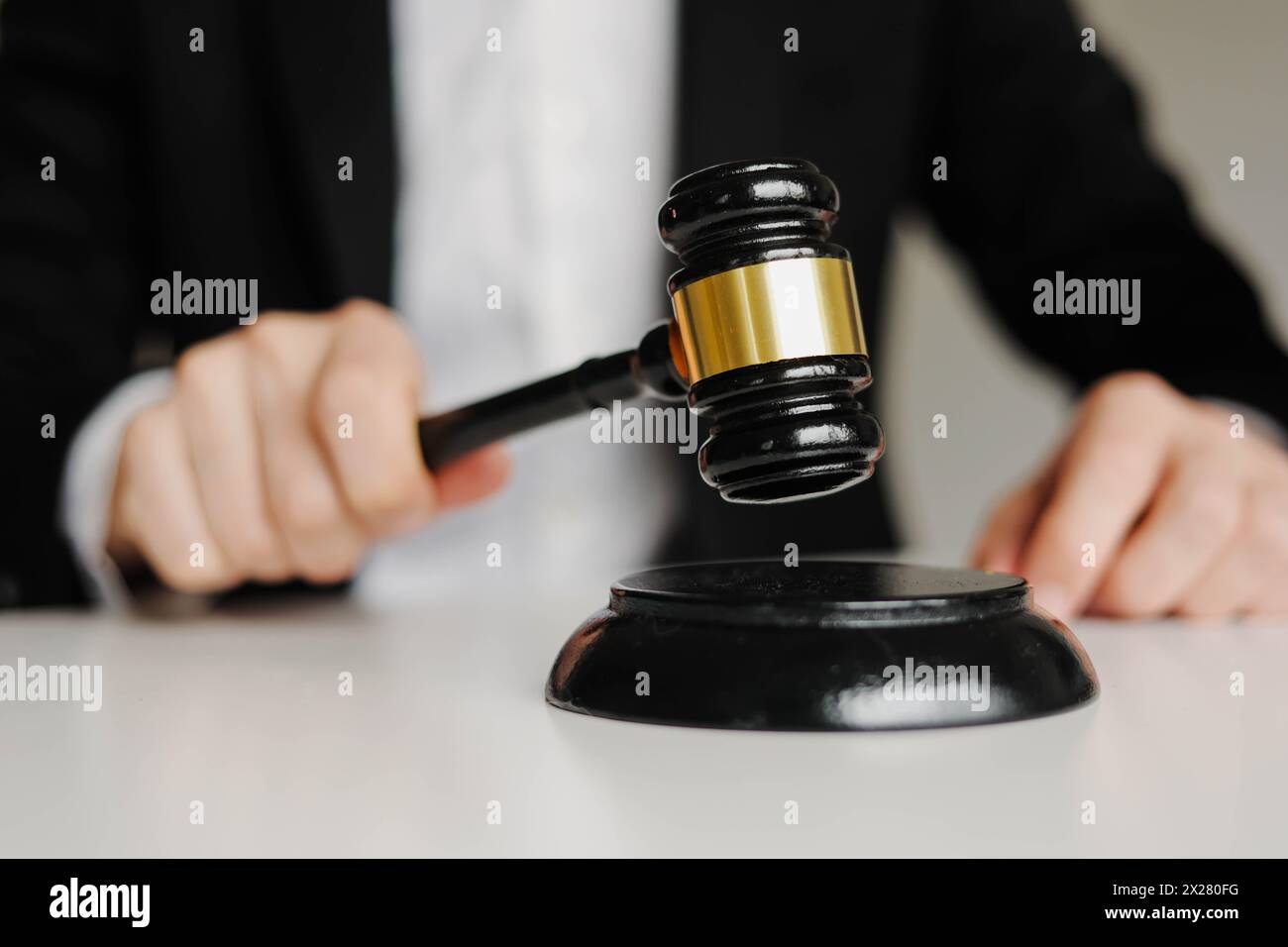 Judge hitting gavel off hi-res stock photography and images - Alamy