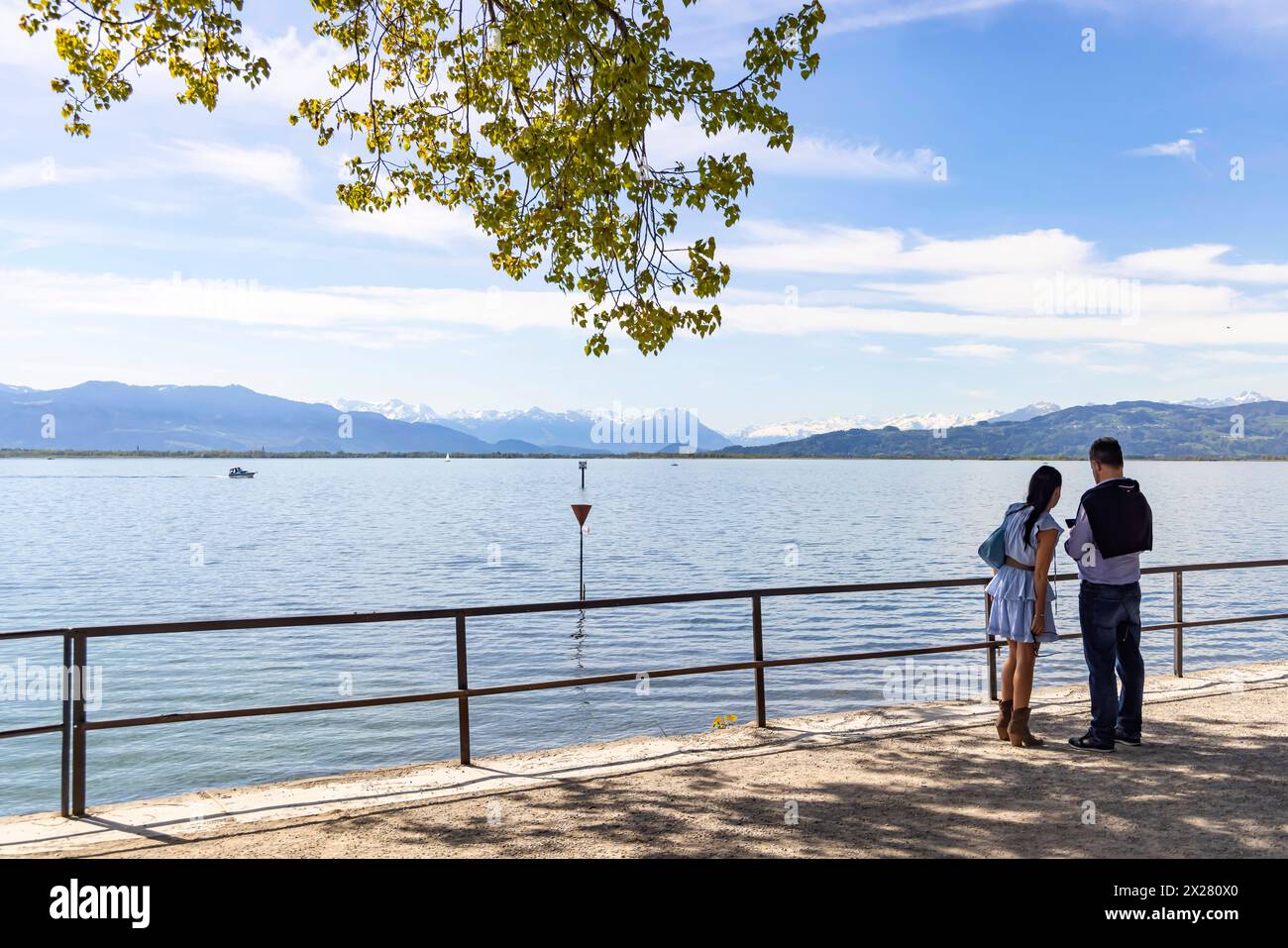 Strandpromenade Lindau, im Hintergrund die Berge der Schweizer Alpen ...