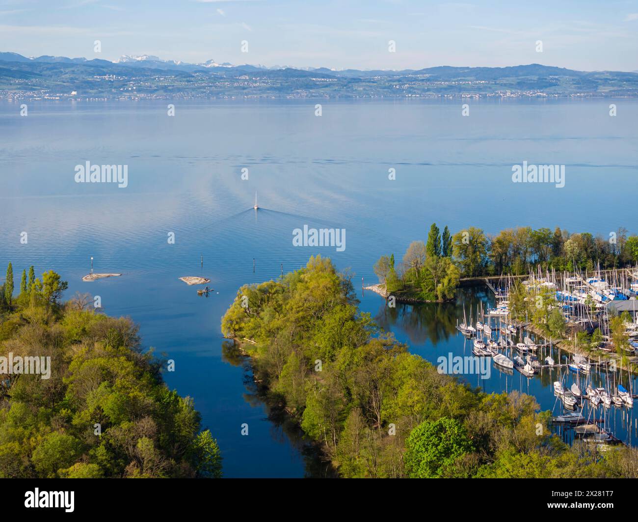 Der Fluss Argen fließt in den Bodensee, rechts der BMK Yachthafen ...