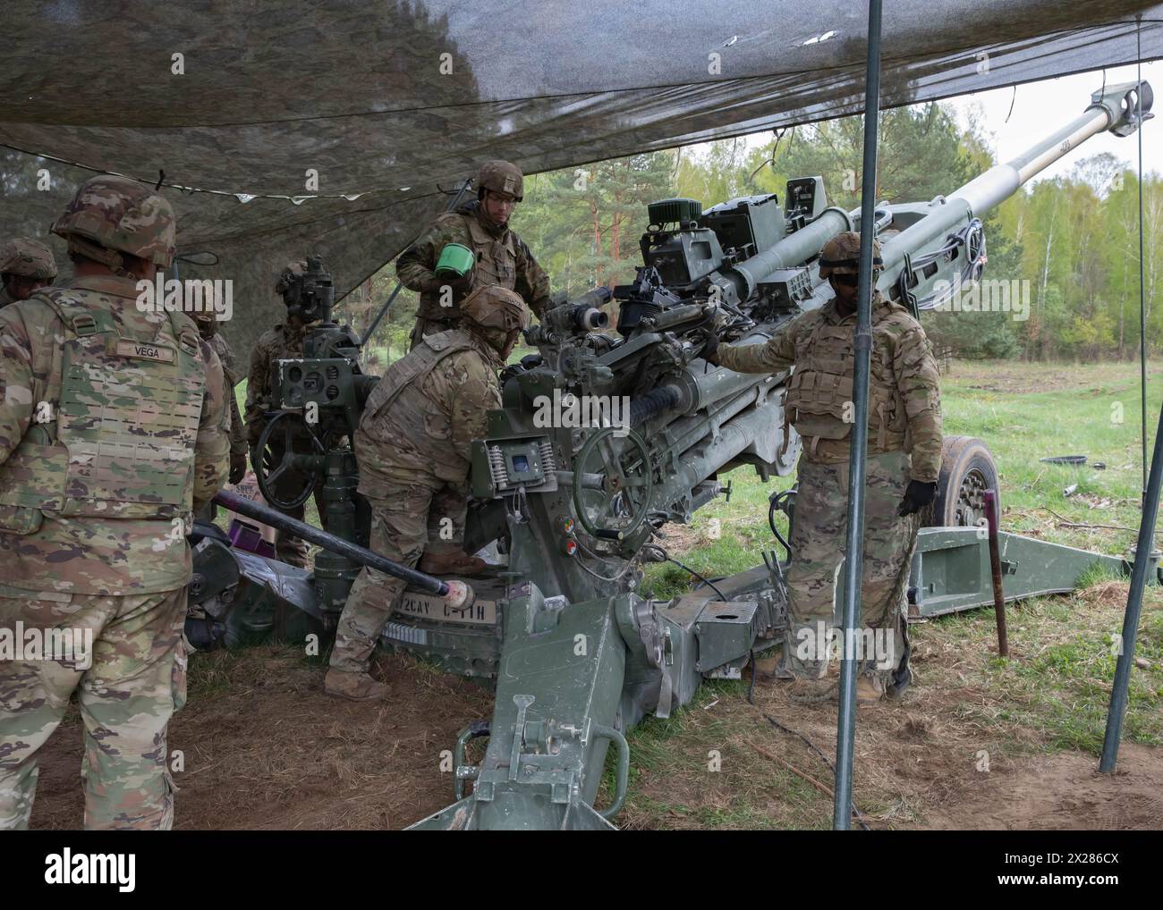 U.S. Soldiers assigned to Carnage Battery, Field Artillery Squadron ...