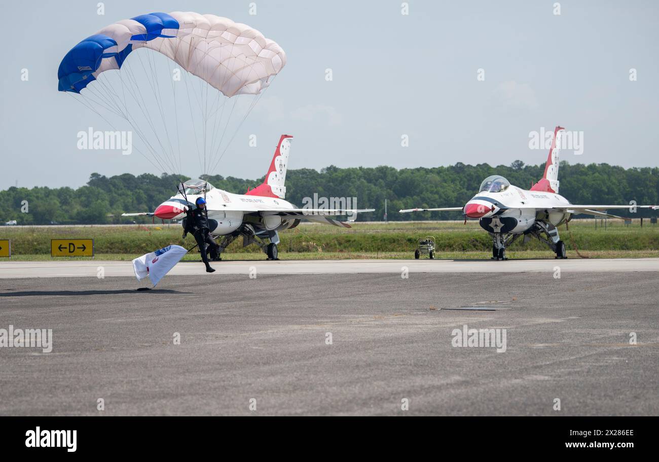 The United States Air Force Academy's parachute team, Wings of Blue ...