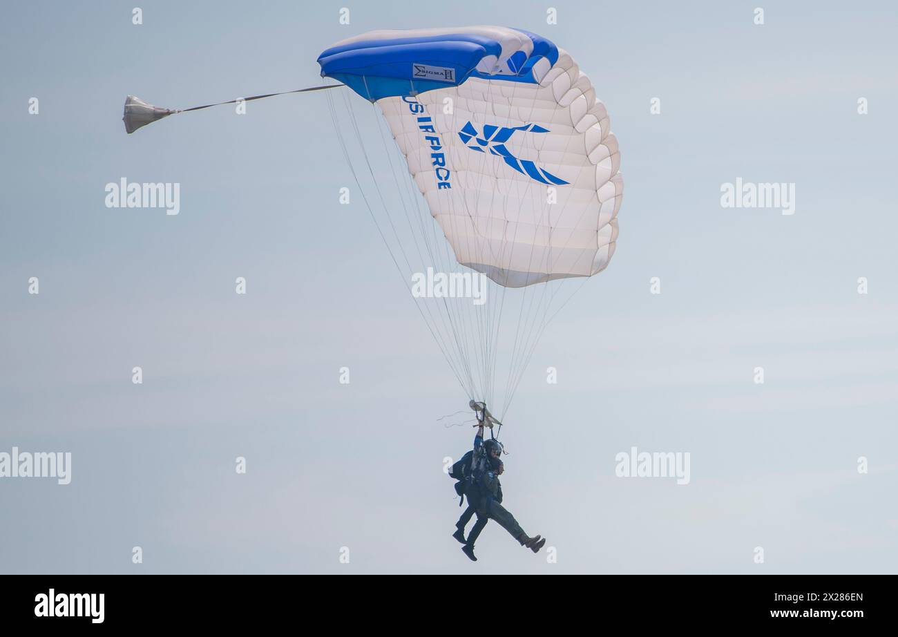 The United States Air Force Academy's parachute team, Wings of Blue ...