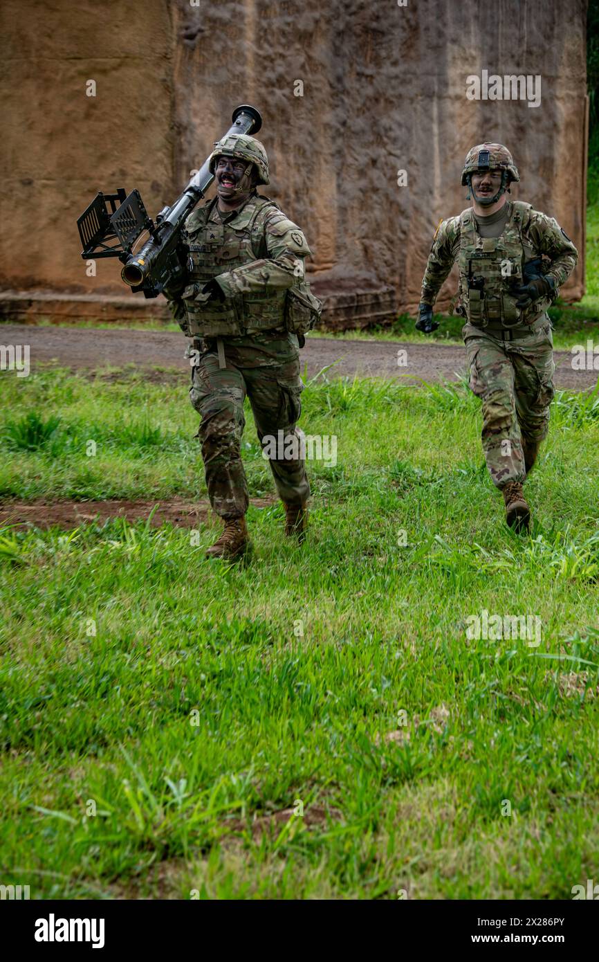 U.S. Army Soldiers from the 25th Infantry Division sprint to a location ...