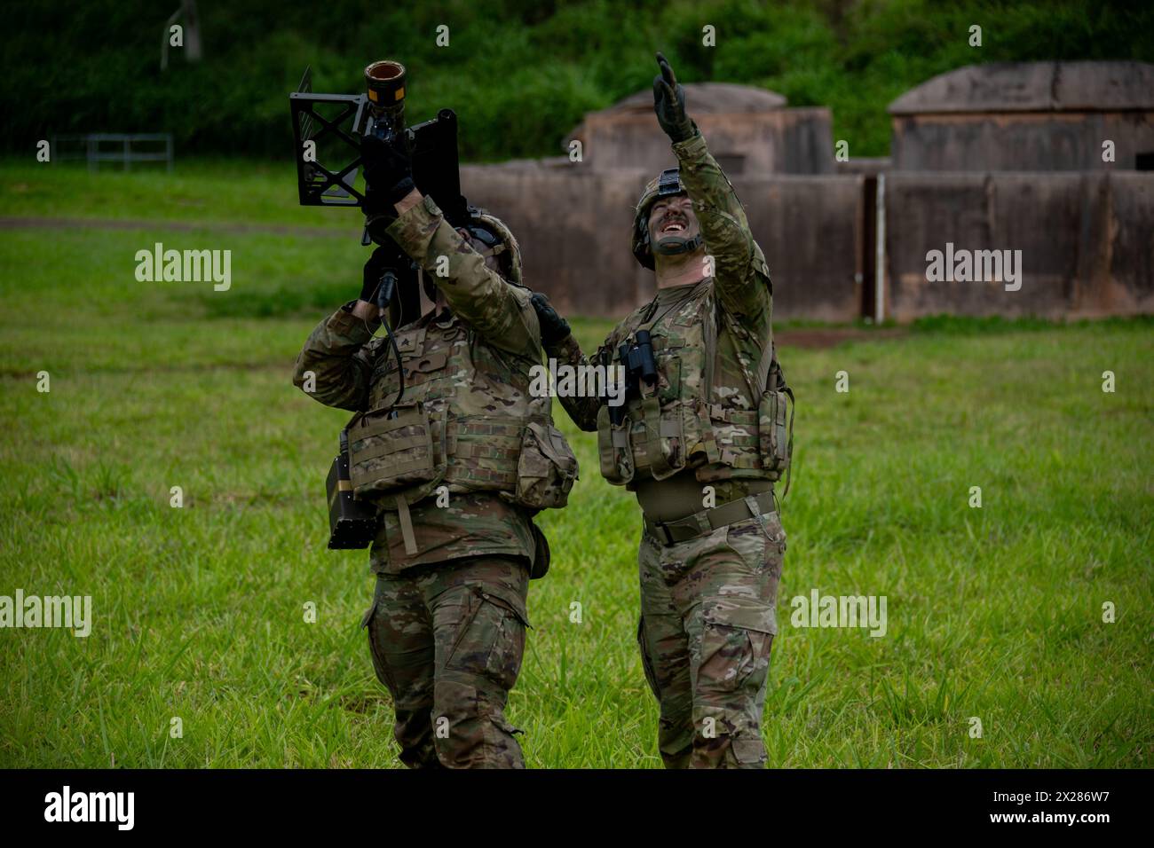 U.S. Army Soldiers from the 25th Infantry Division practice target ...