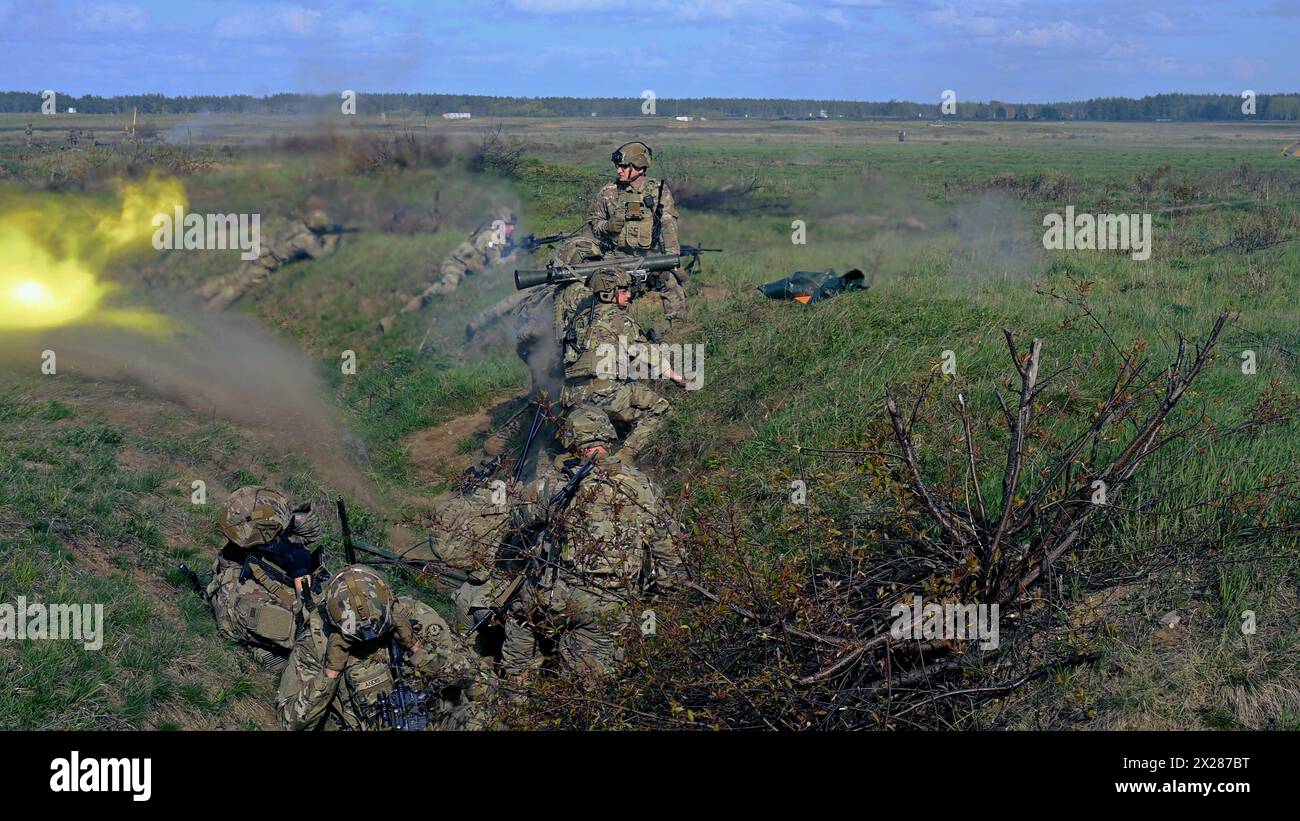 U.S. Soldiers assigned to Fox Troop, 2nd Squadron, 2nd Cavalry Regiment ...