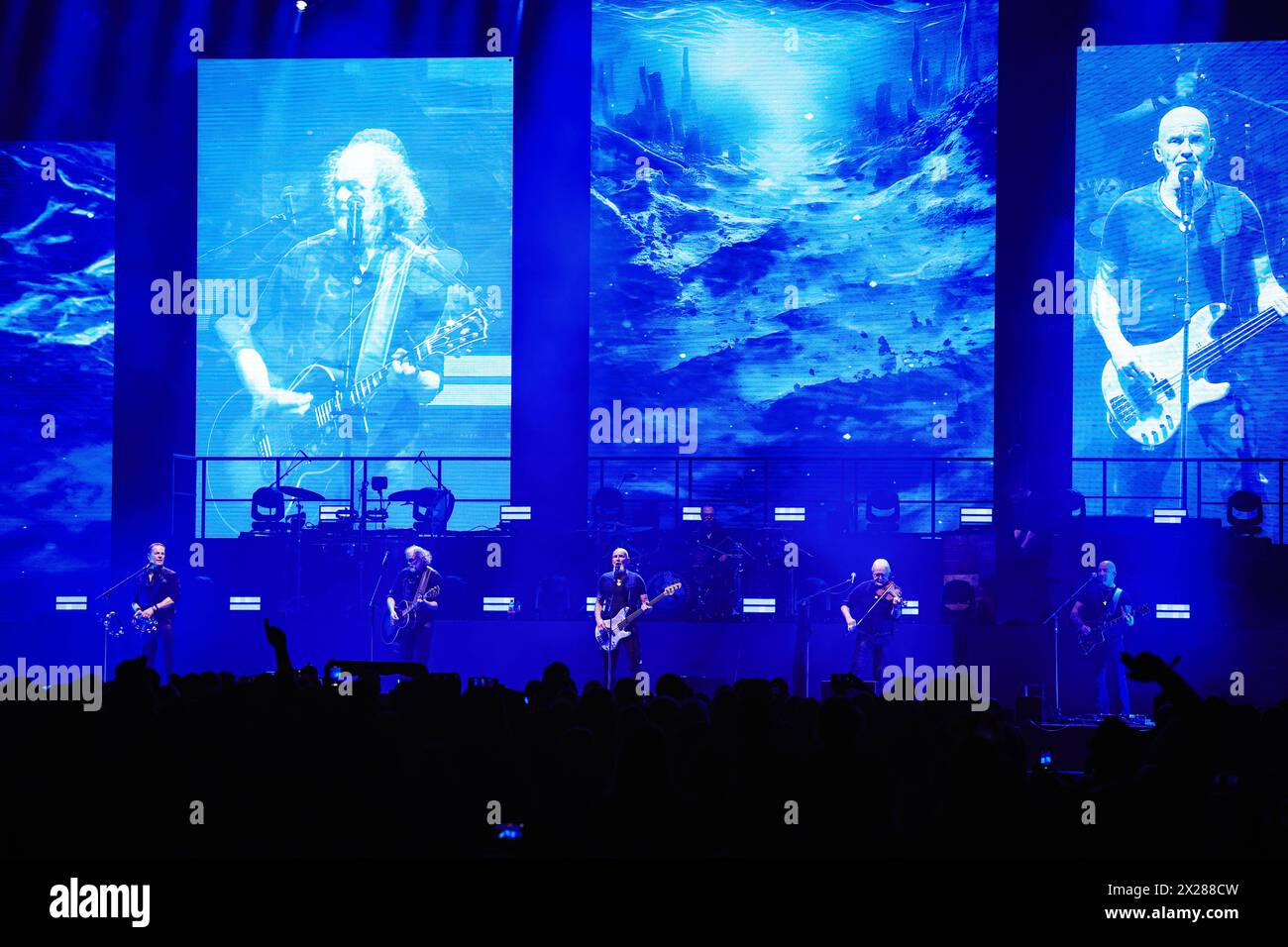 Die Band Santiano bei ihrem Konzert in der Uber Arena. Kurz nach Beginn ...