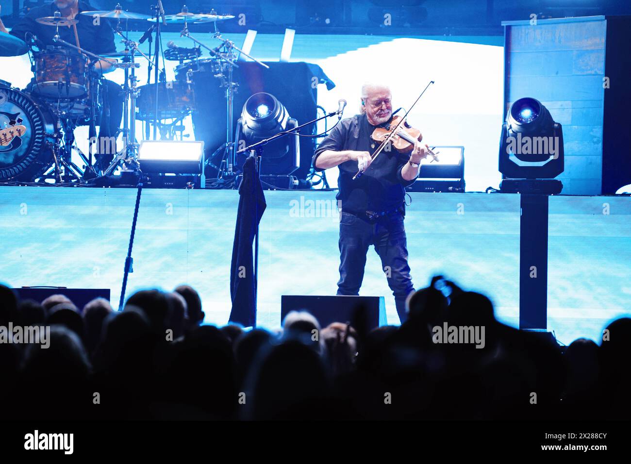Die Band Santiano bei ihrem Konzert in der Uber Arena. Kurz nach Beginn ...