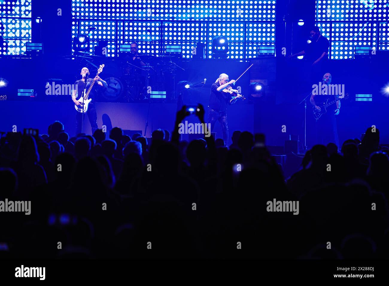 Die Band Santiano bei ihrem Konzert in der Uber Arena. Kurz nach Beginn ...