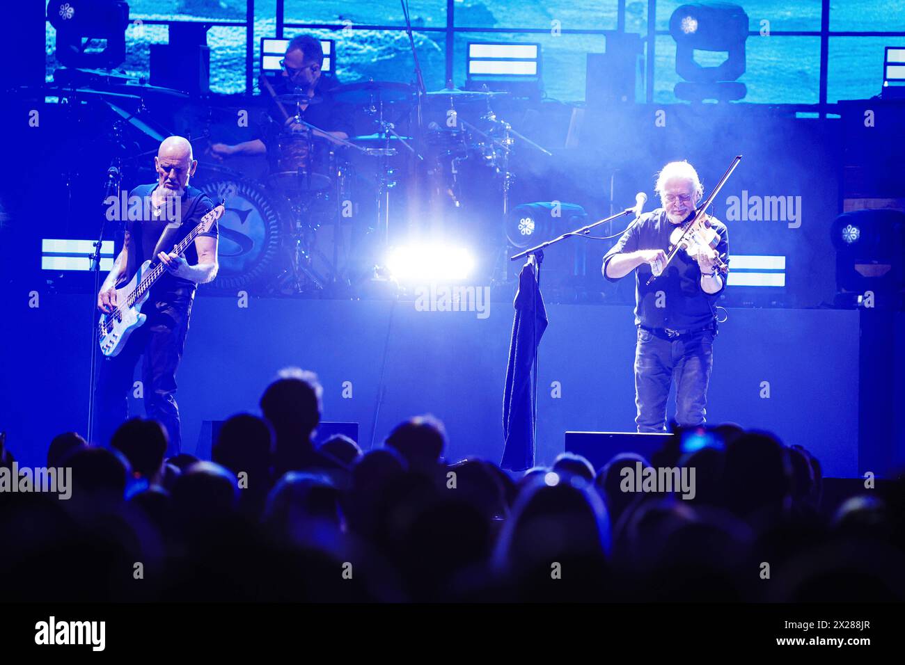 Die Band Santiano bei ihrem Konzert in der Uber Arena. Kurz nach Beginn ...