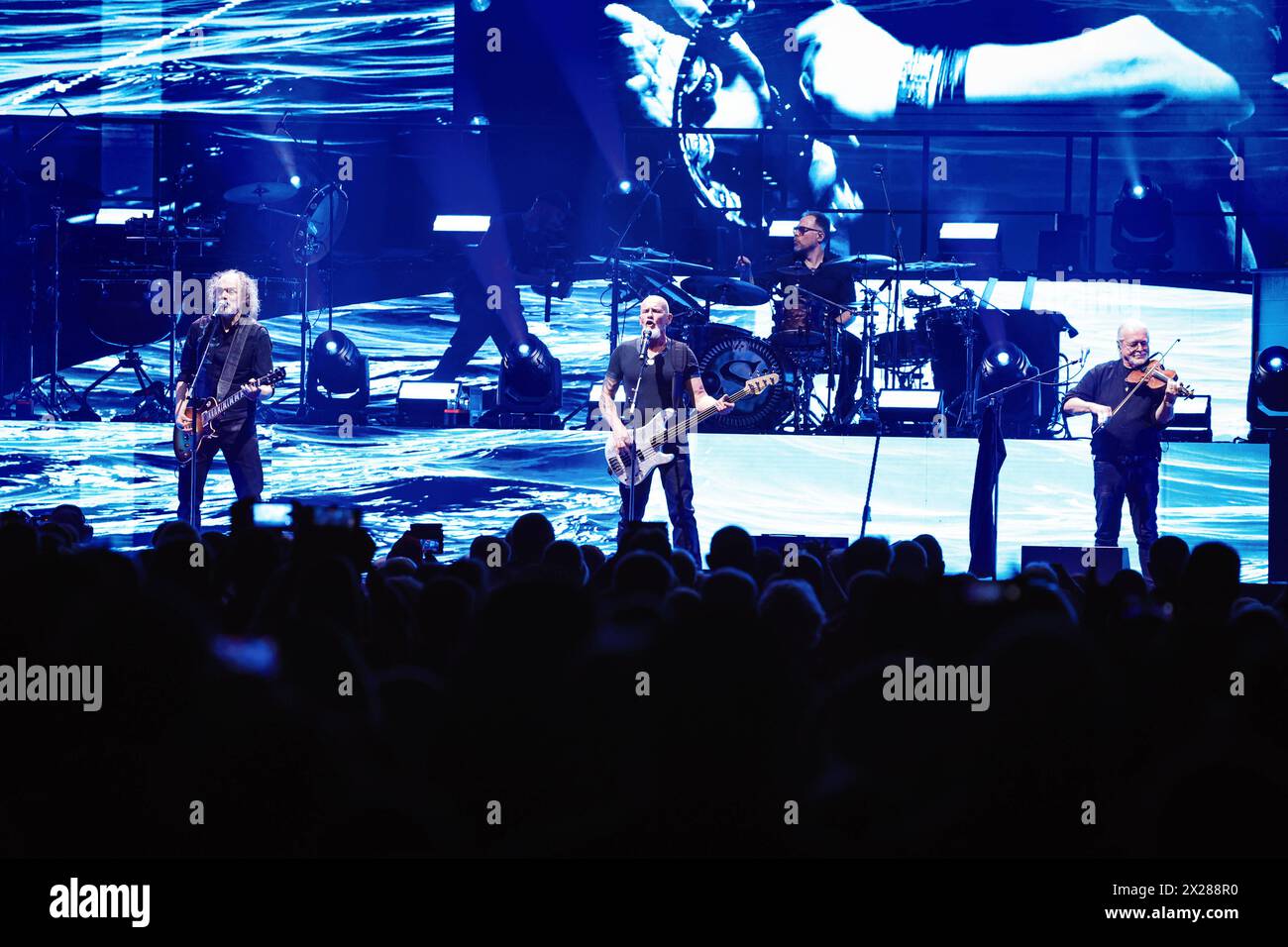 Die Band Santiano bei ihrem Konzert in der Uber Arena. Kurz nach Beginn ...