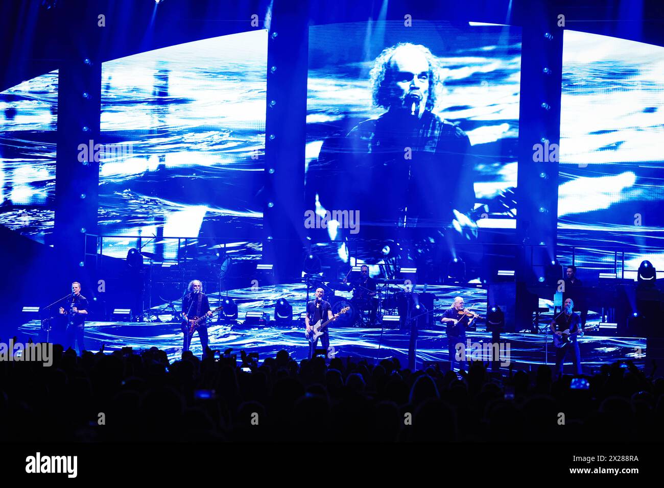 Die Band Santiano bei ihrem Konzert in der Uber Arena. Kurz nach Beginn ...