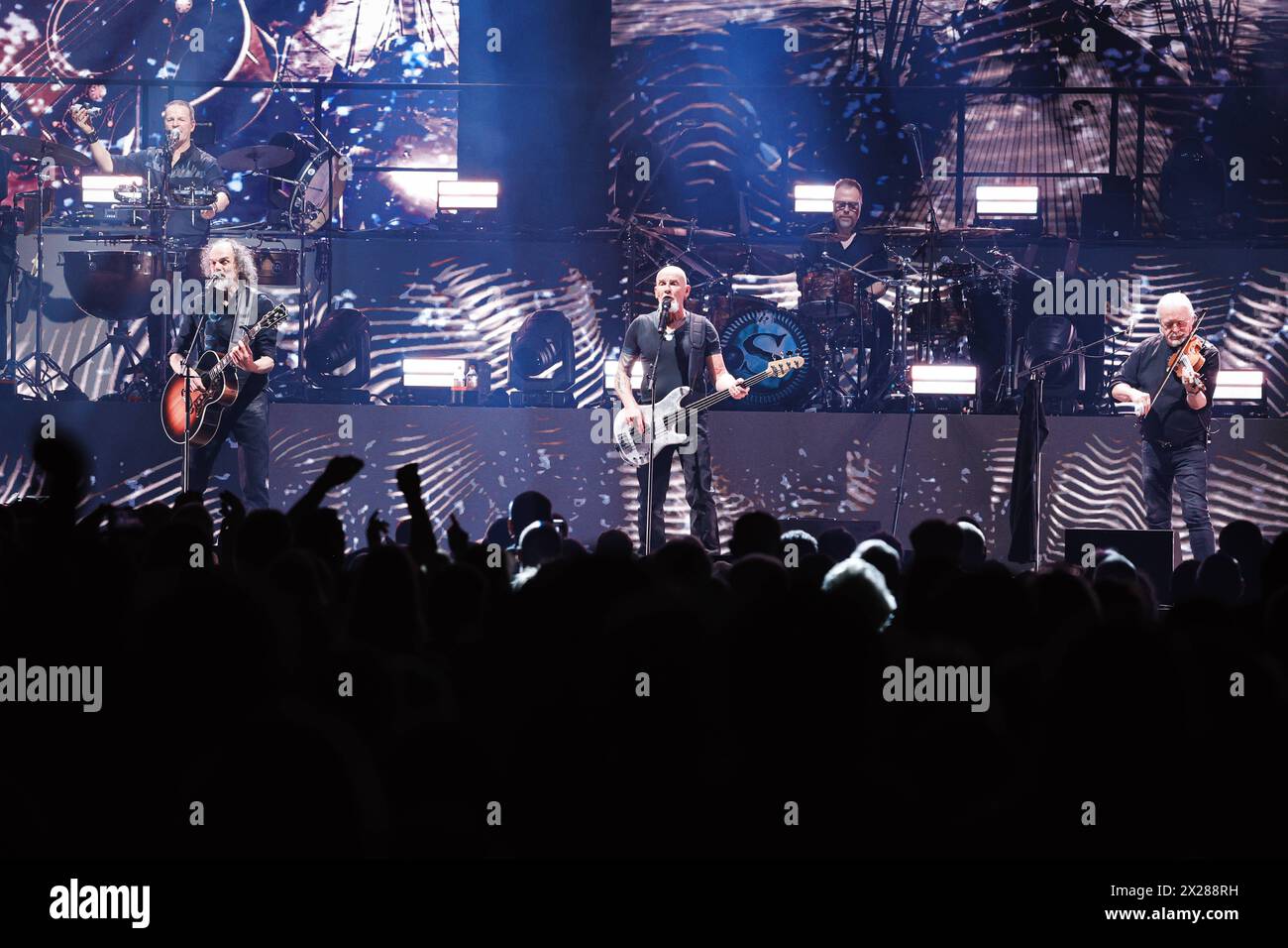 Die Band Santiano bei ihrem Konzert in der Uber Arena. Kurz nach Beginn ...