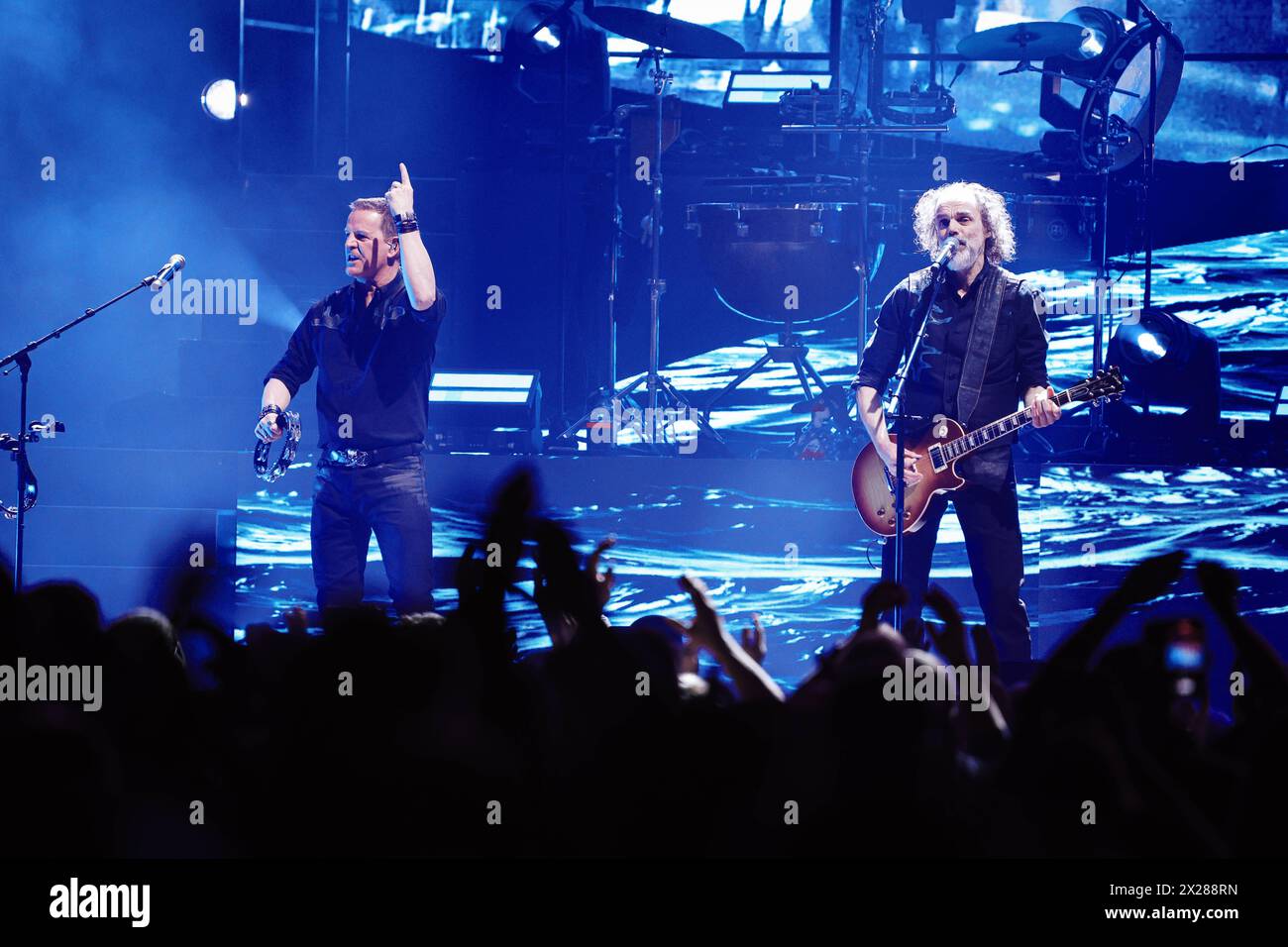 Die Band Santiano bei ihrem Konzert in der Uber Arena. Kurz nach Beginn ...