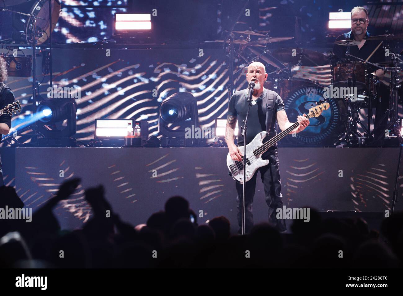 Die Band Santiano bei ihrem Konzert in der Uber Arena. Kurz nach Beginn ...