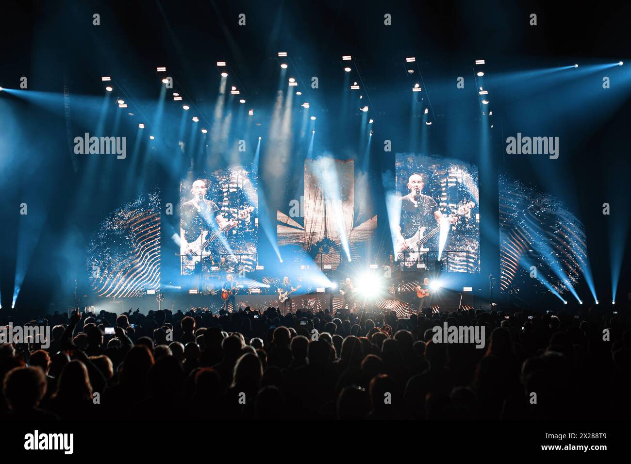 Die Band Santiano bei ihrem Konzert in der Uber Arena. Kurz nach Beginn ...