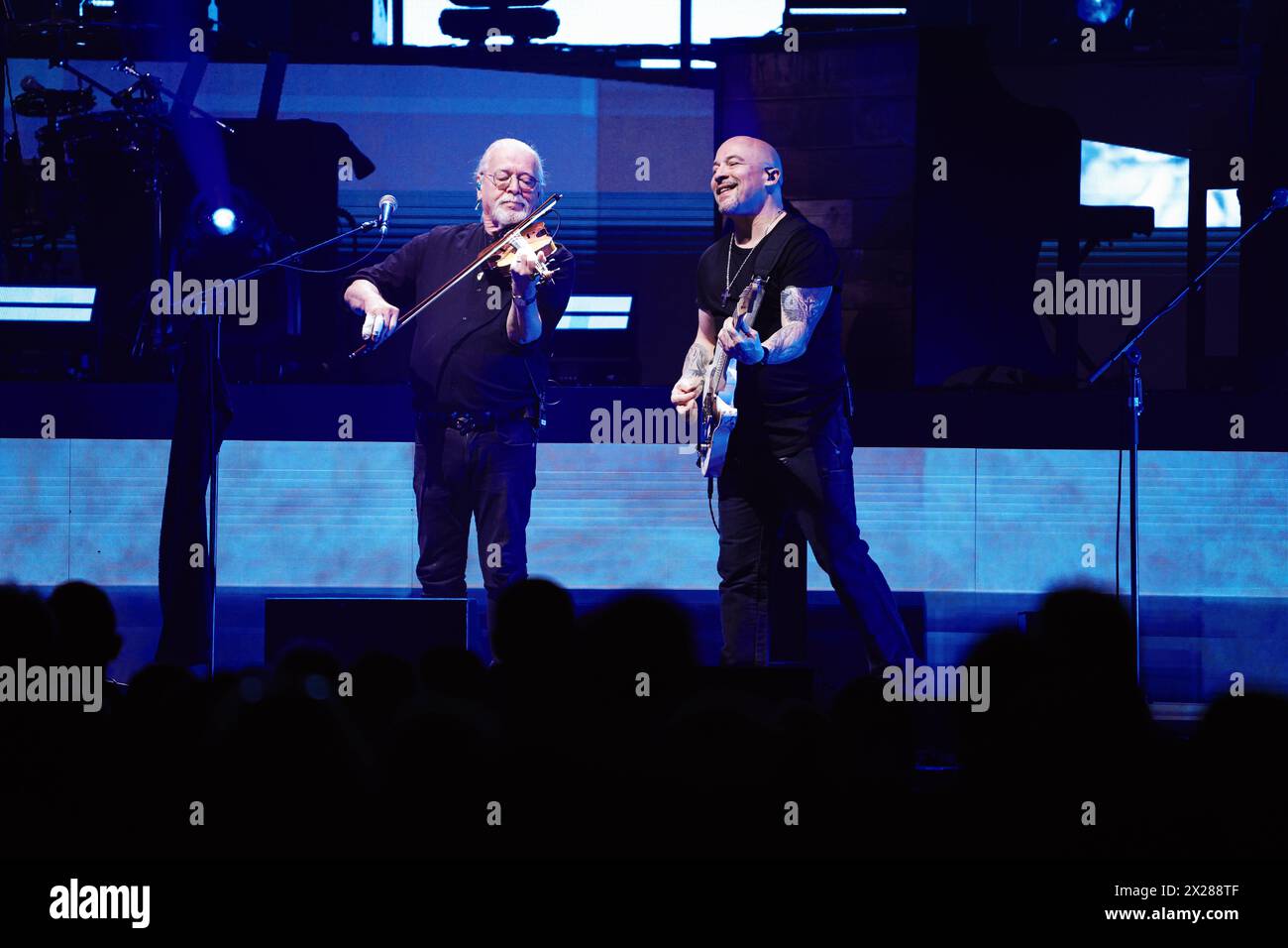 Die Band Santiano bei ihrem Konzert in der Uber Arena. Kurz nach Beginn ...