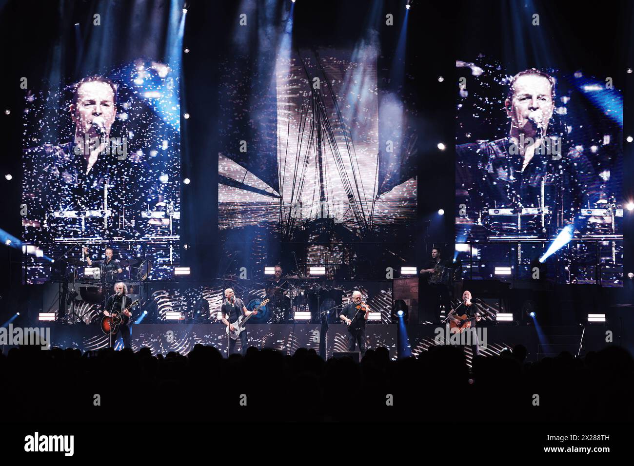 Die Band Santiano bei ihrem Konzert in der Uber Arena. Kurz nach Beginn ...