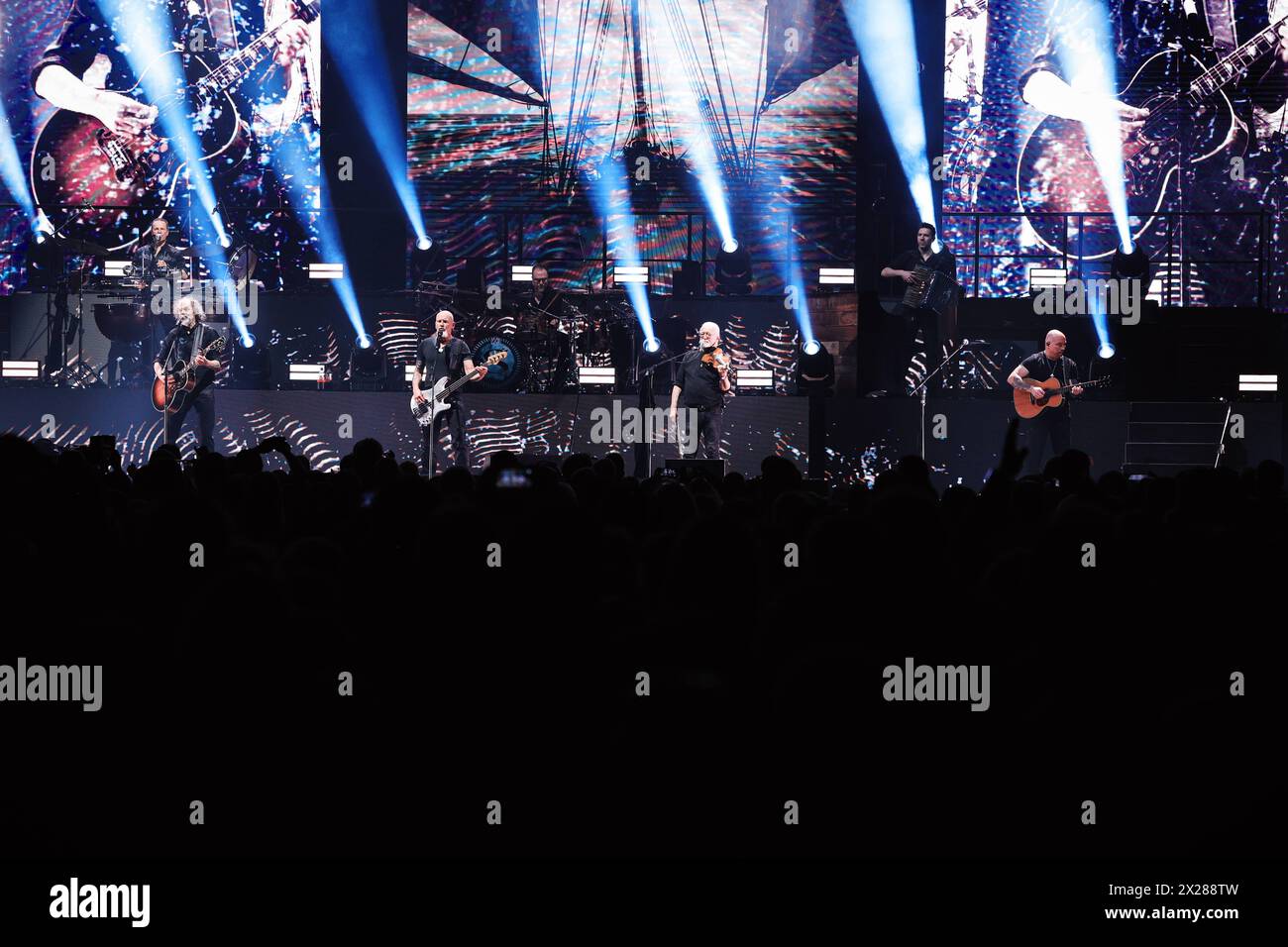 Die Band Santiano bei ihrem Konzert in der Uber Arena. Kurz nach Beginn ...