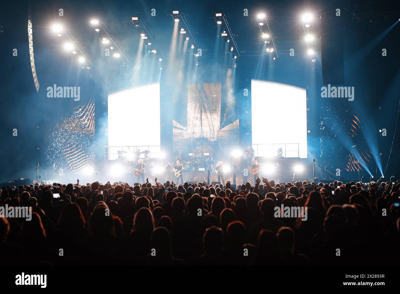Die Band Santiano bei ihrem Konzert in der Uber Arena. Kurz nach Beginn ...