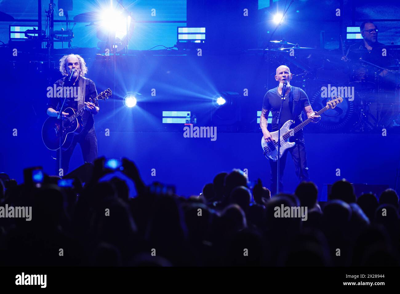 Die Band Santiano bei ihrem Konzert in der Uber Arena. Kurz nach Beginn ...