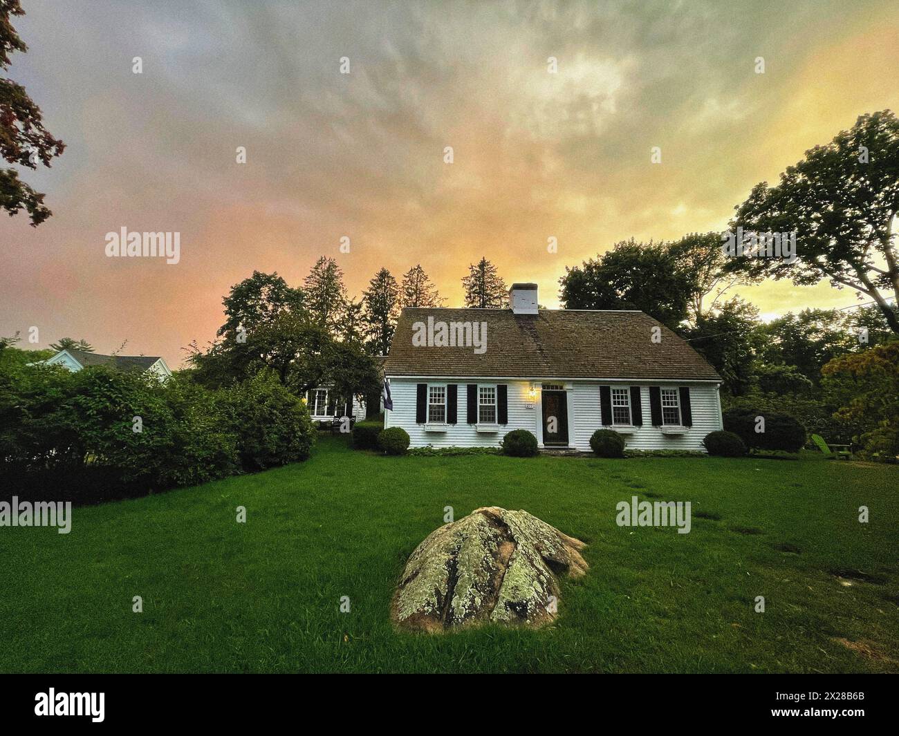 Bow roof cape house hi-res stock photography and images - Alamy